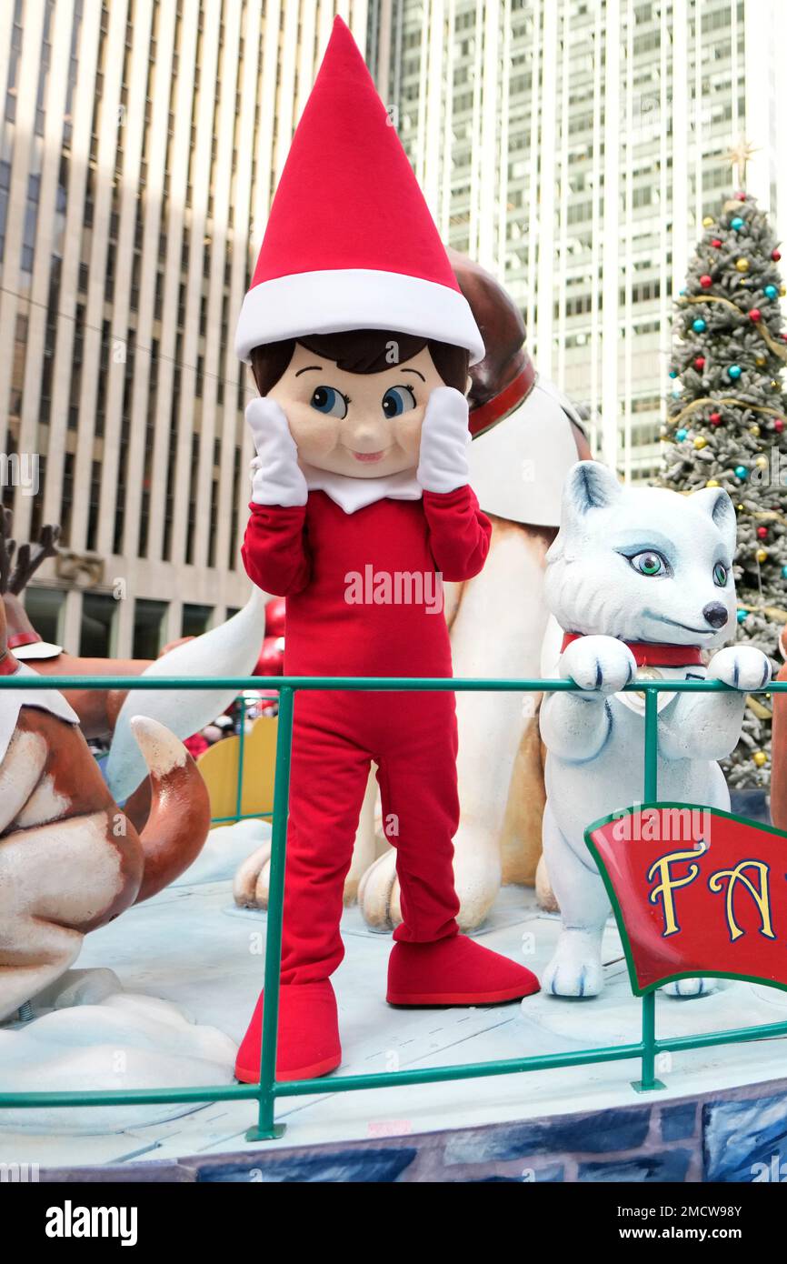 The Elf on the Shelf float moves down 6th Avenue in the Macy's ...