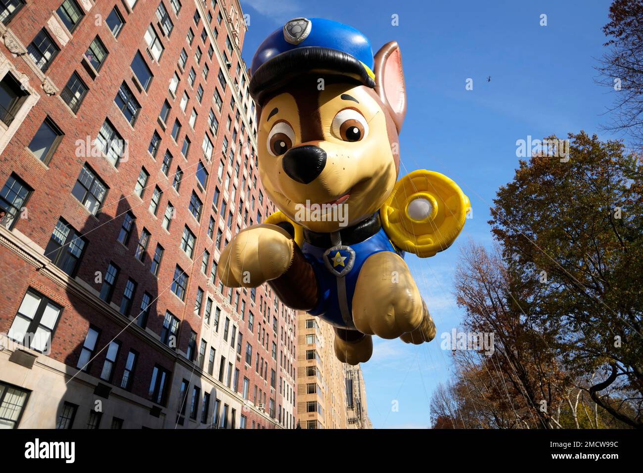 The PAW Patrol balloon floats in the Macy's Thanksgiving Day Parade on ...