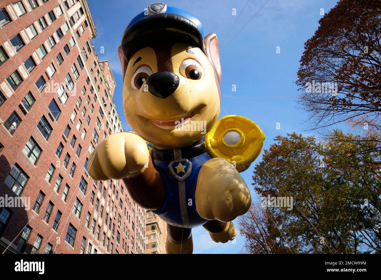 The PAW Patrol balloon floats in the Macy's Thanksgiving Day Parade on ...