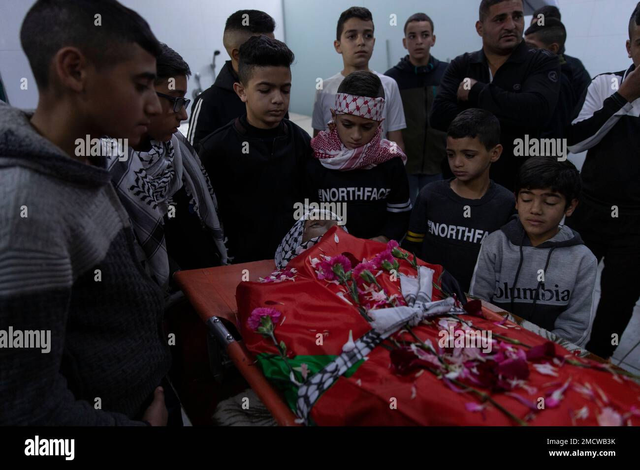 Family members and friends take the last look at the body of Amjad Abu ...