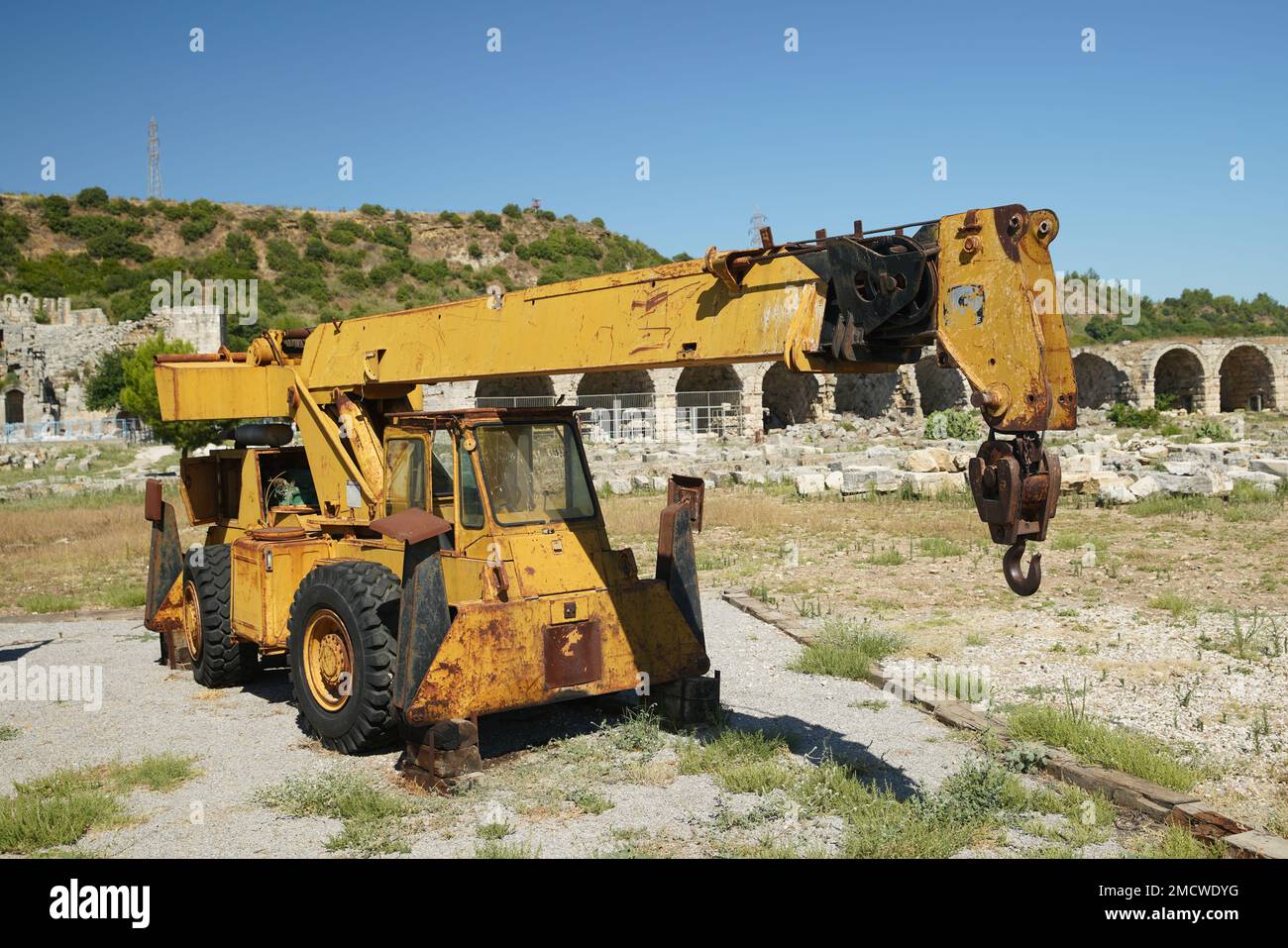 Ancient roman building crane hi-res stock photography and images - Alamy