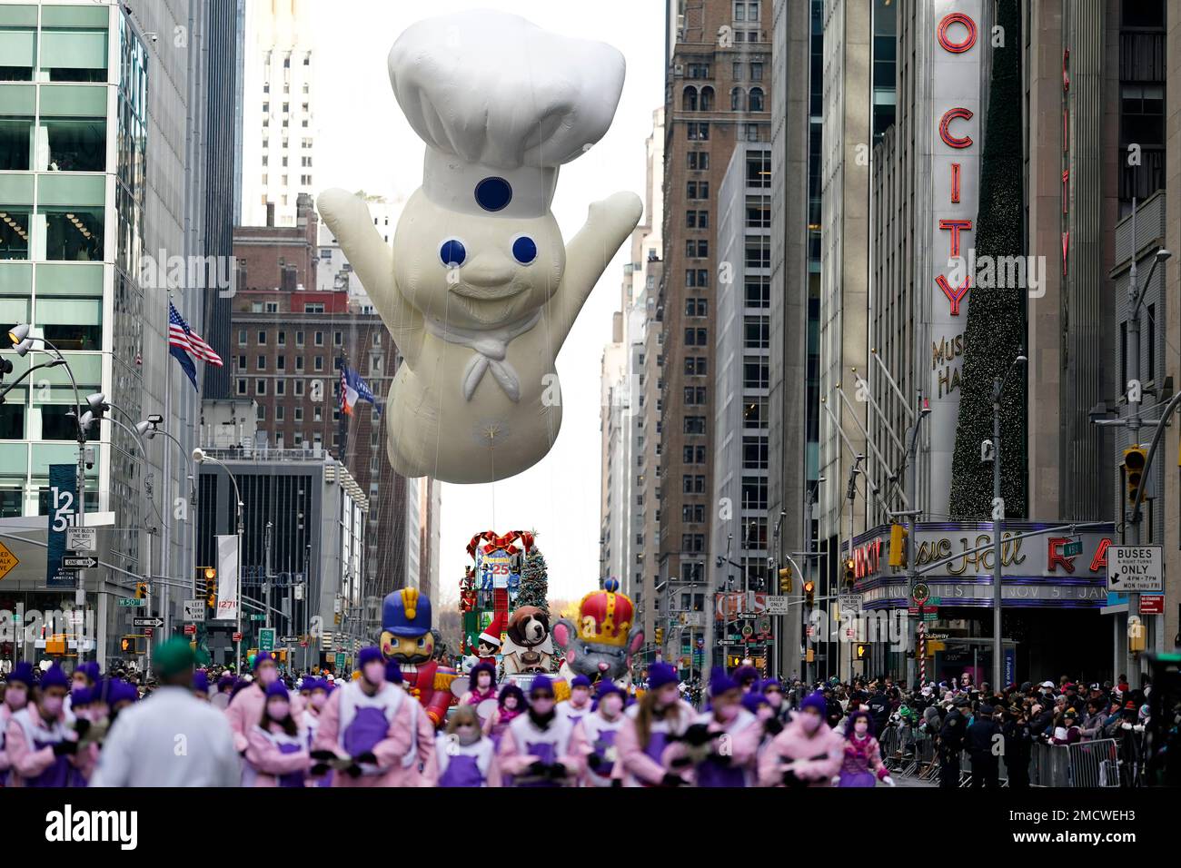 The Pillsbury Doughboy balloon floats in the Macy's Thanksgiving Day ...
