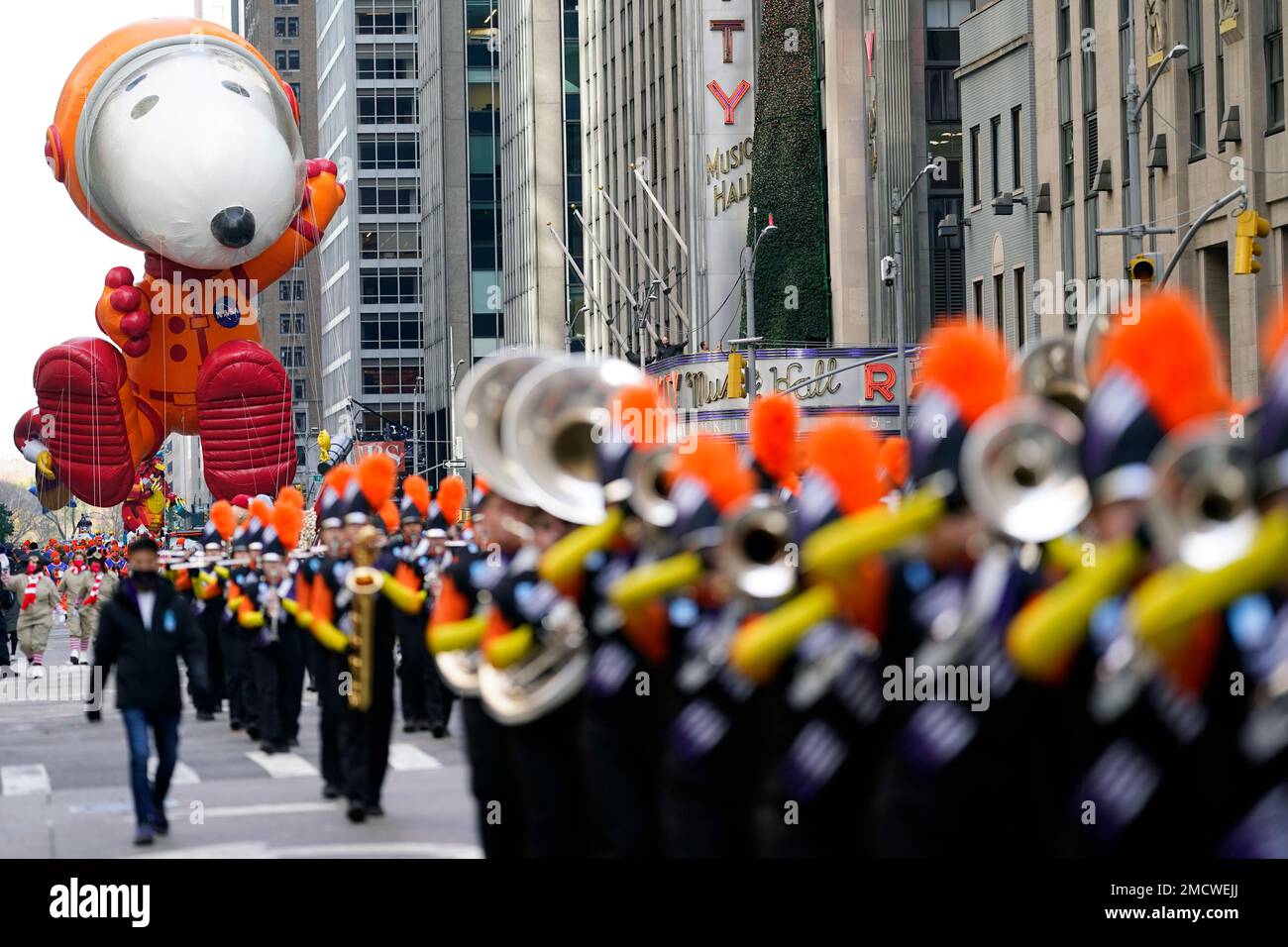 The Astronaut Snoopy balloon floats in the Macy's Thanksgiving Day ...