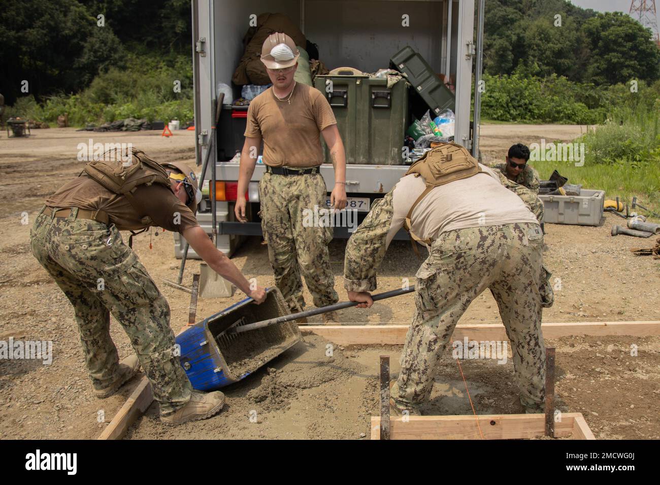 U.S. Navy constructionmen with Mobile Construction Battalion 4, 30th ...