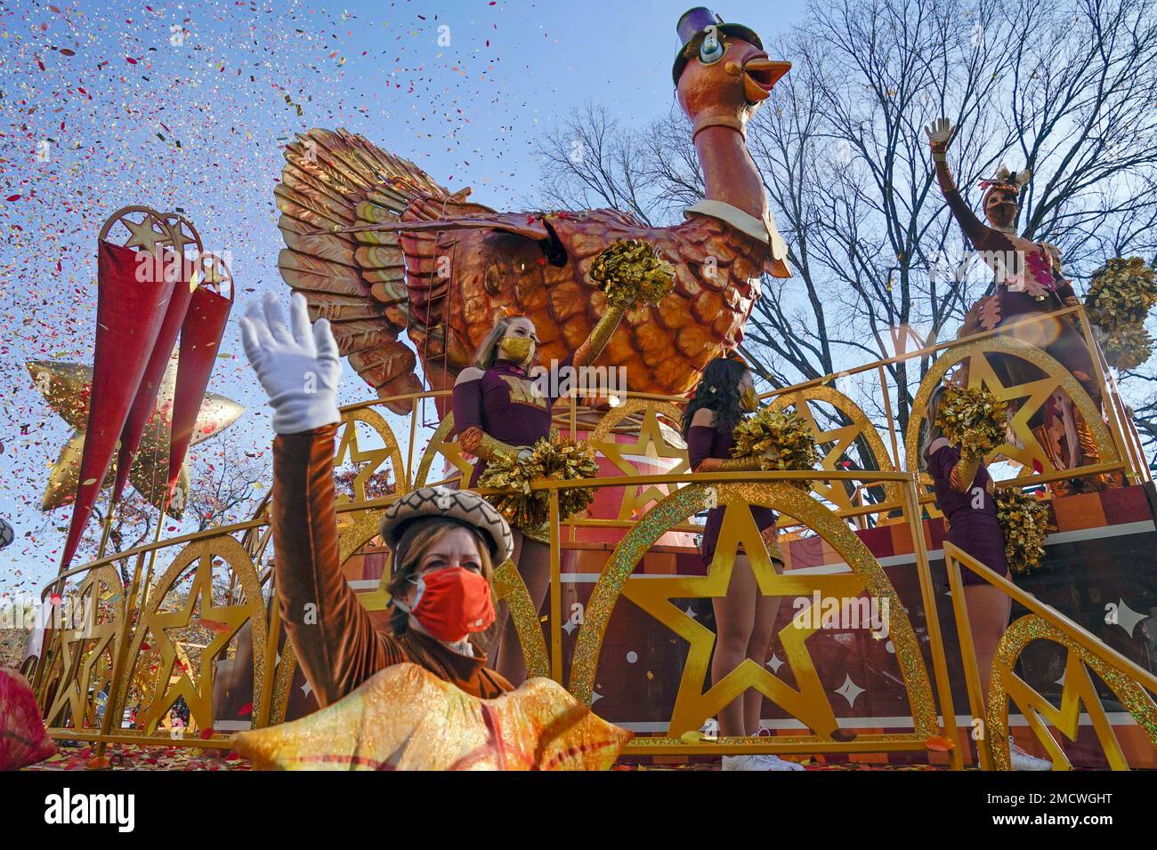 The Tom Turkey float kicks off the Macy's Thanksgiving Day Parade in ...