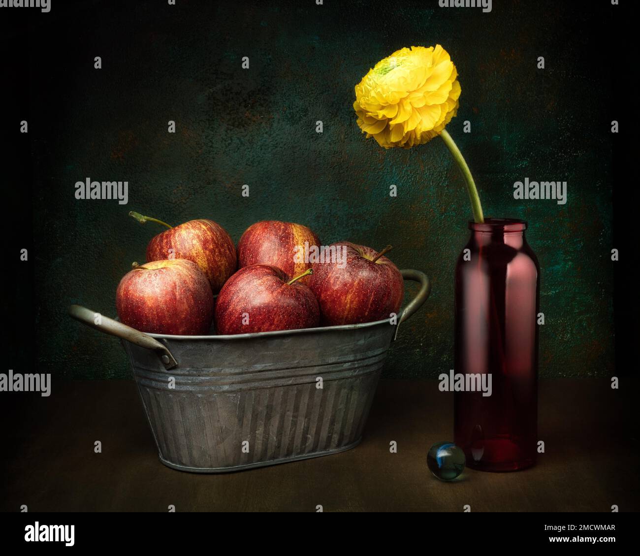 Vase with apples hi-res stock photography and images - Alamy