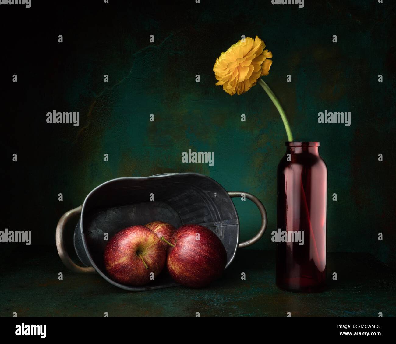Vase with apples hi-res stock photography and images - Alamy