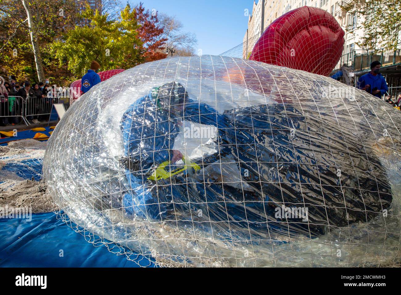 A crew inflates the Astronaut Snoopy character helium balloon in New ...