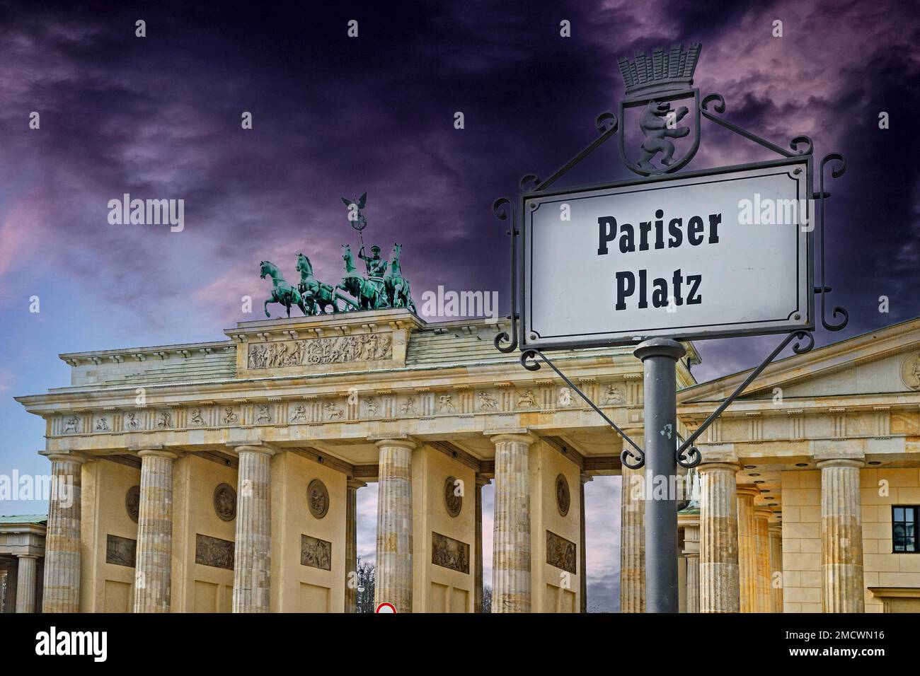 Pariser Platz, Brandenburg Gate, Gewitterwollken, Berlin, Germany Stock ...