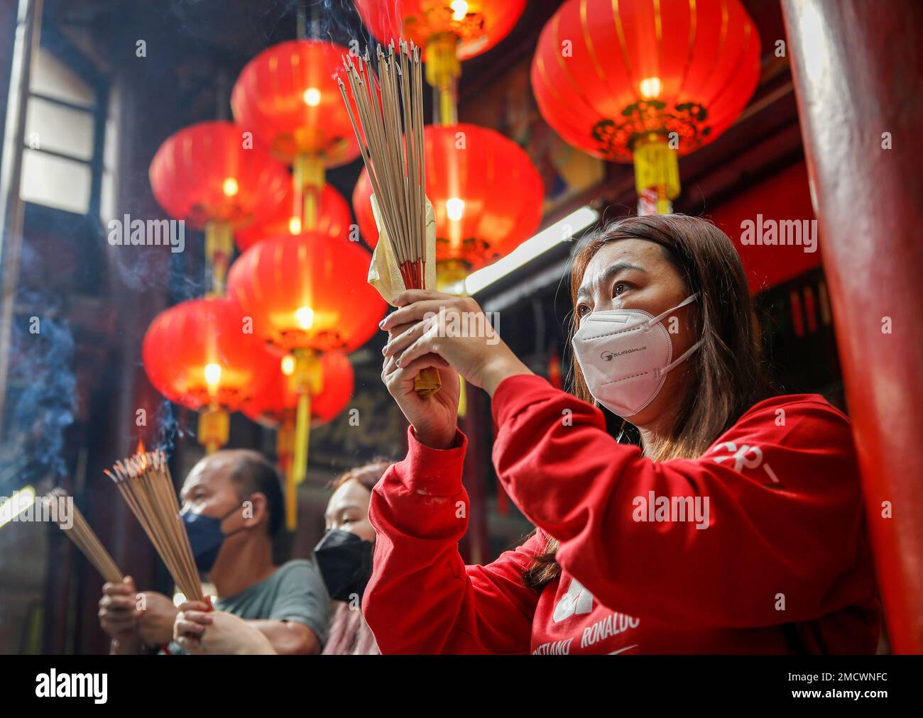 Kuala Lumpur, Malaysia. 22nd Jan, 2023. Malaysian ethnic Chinese pray ...