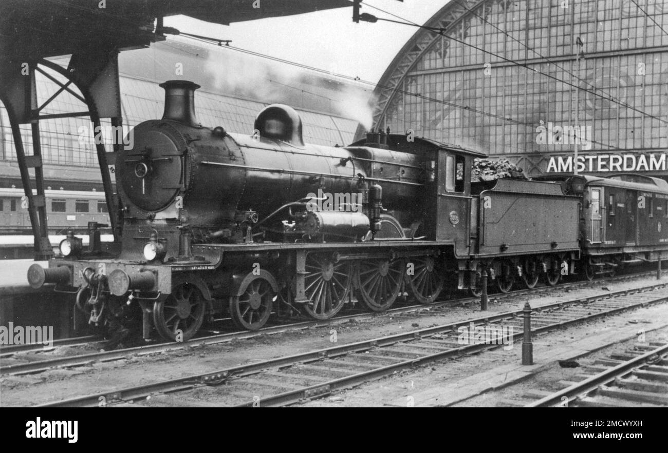 NS 3506 with a train at Amsterdam C.S. (Between 1930 and 1940 Stock Photo - Alamy