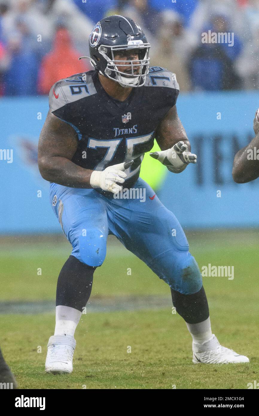 Tennessee Titans guard Rodger Saffold (76) plays in an NFL football ...