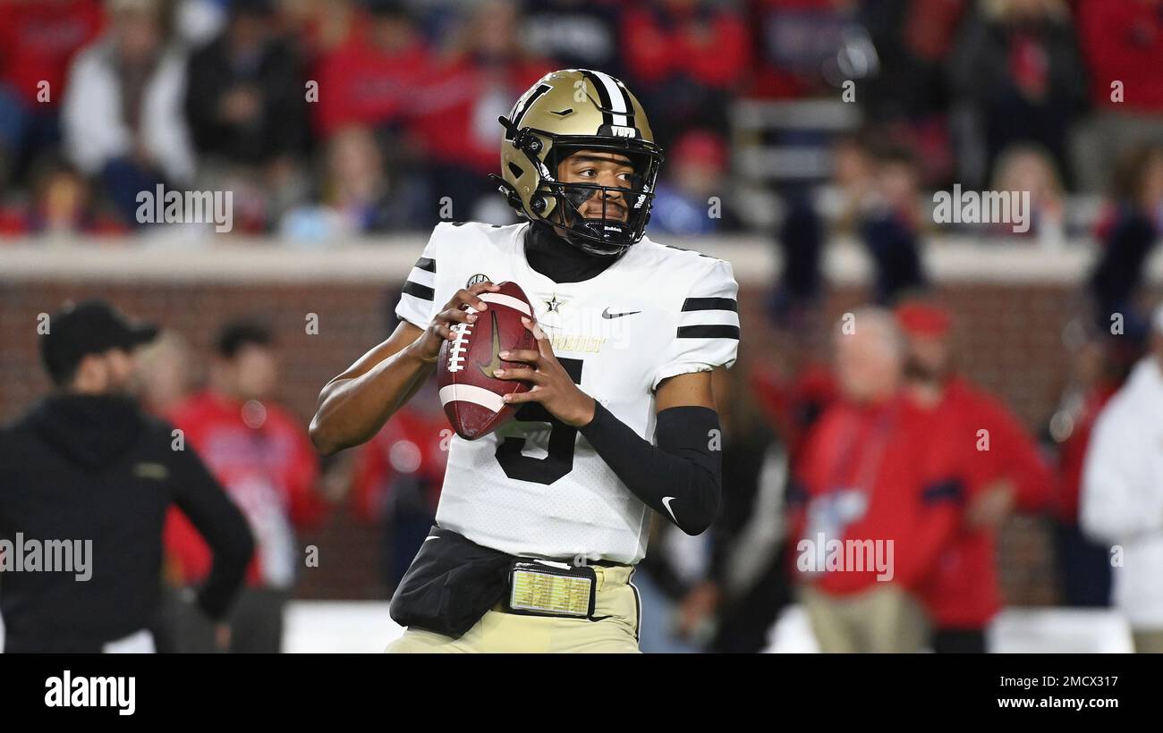 Vanderbilt quarterback Mike Wright (5) warms up before an NCAA college ...
