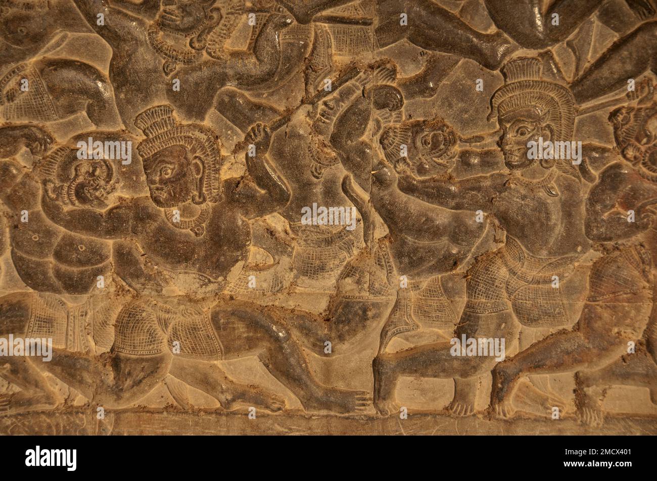 Carvings on wall of soldiers fighting, Angkor Wat temple, Siem Riep ...