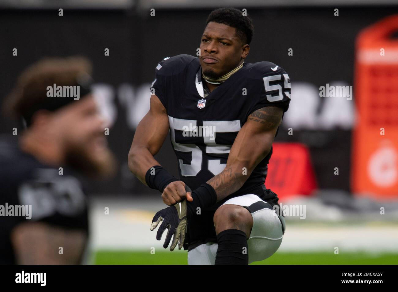 Las Vegas Raiders Marquel Lee (55) stretches with his helmet off before ...