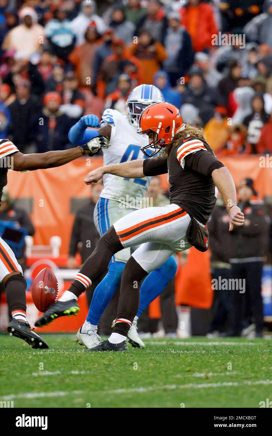 Cleveland Browns punter Jamie Gillan (7) kicks the ball during an NFL ...