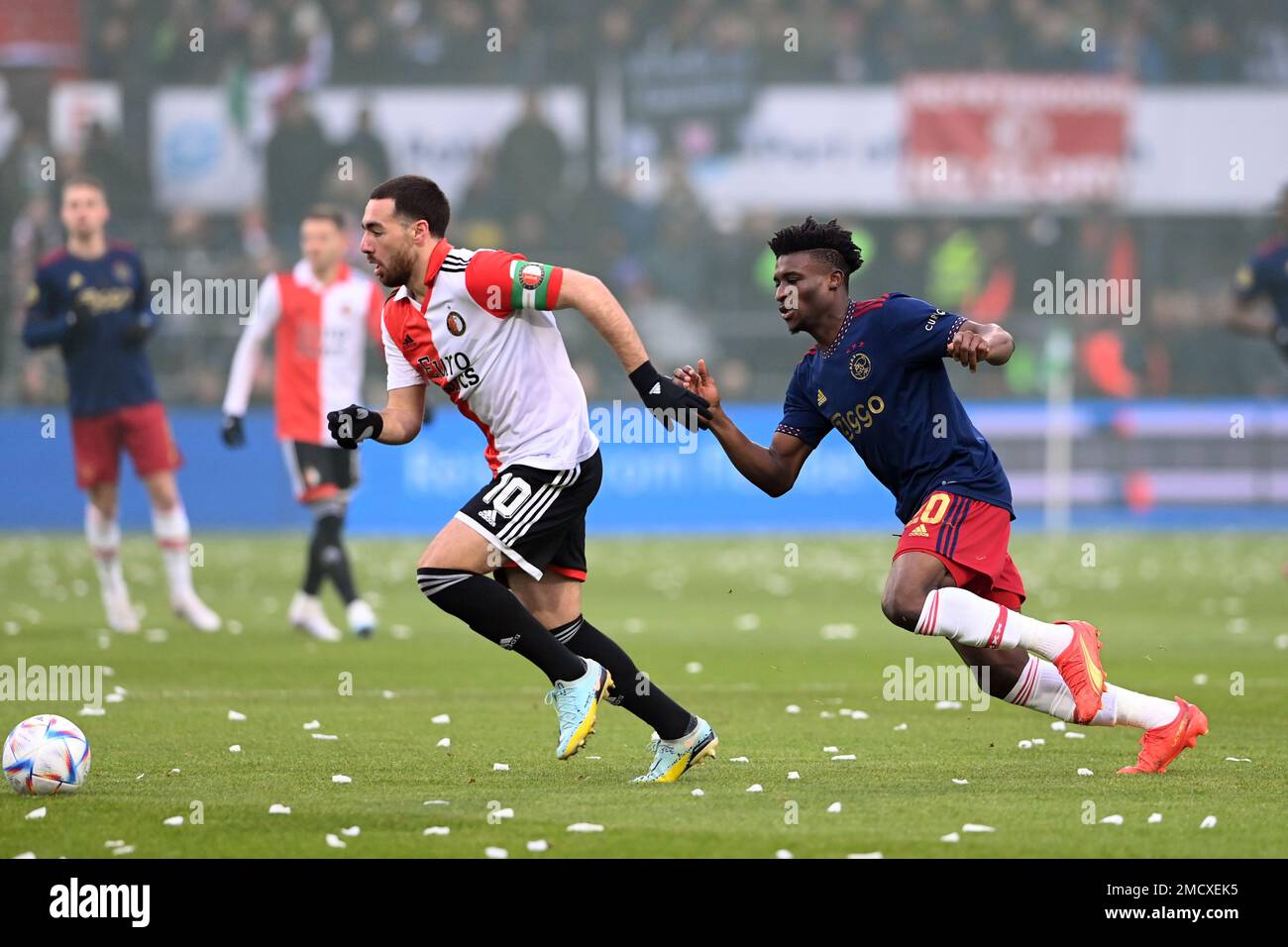 ROTTERDAM - (l-r) Orkun Kokcu of Feyenoord, Mohammed Kudus of Ajax during the Dutch premier ...