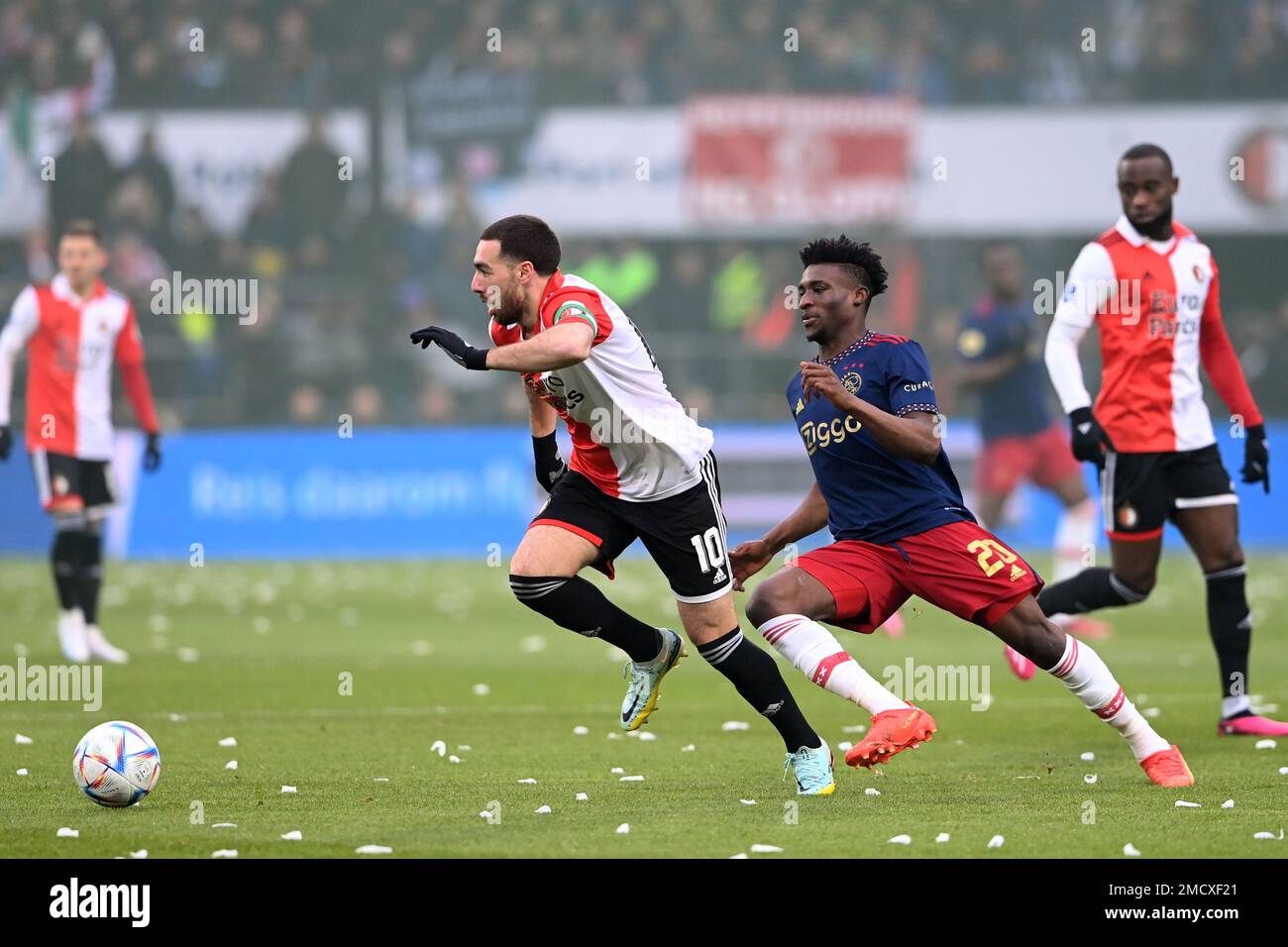 ROTTERDAM - (l-r) Orkun Kokcu of Feyenoord, Mohammed Kudus of Ajax during the Dutch premier ...