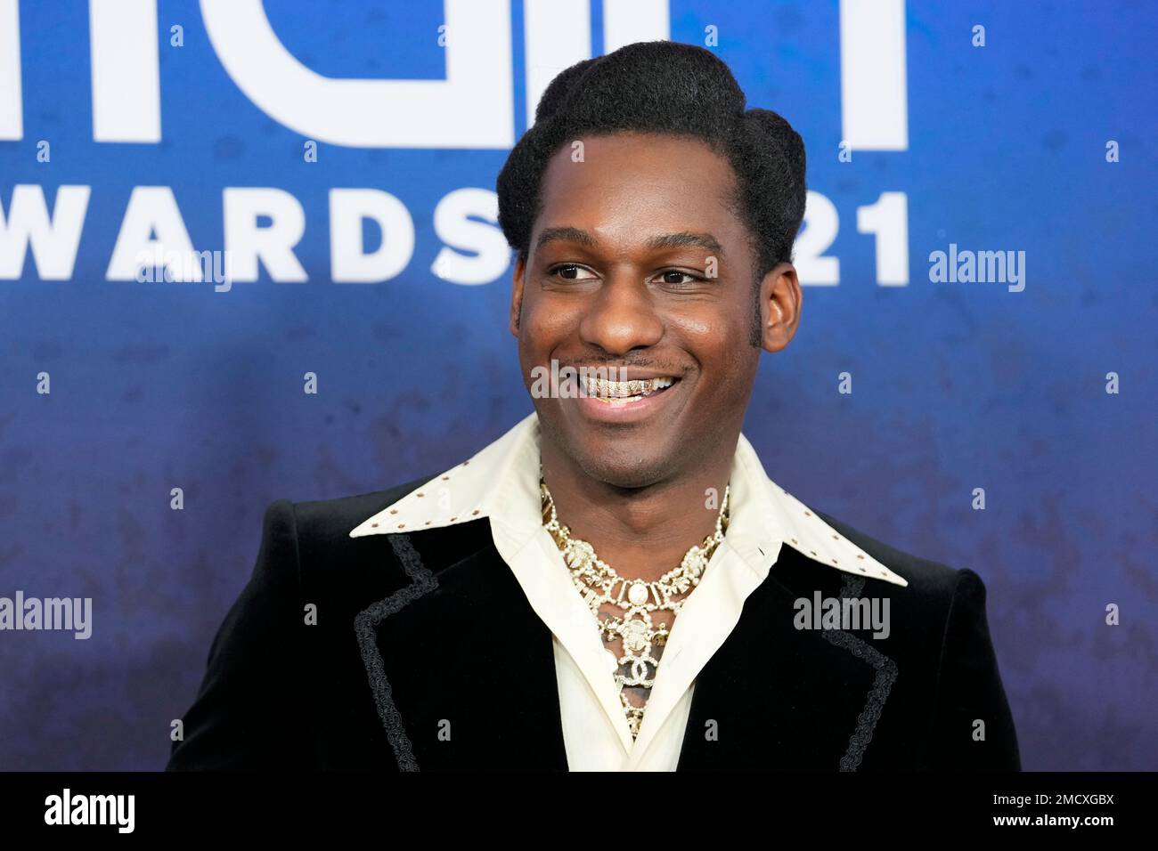 Leon Bridges arrives to the Soul Train Music Awards at the Apollo ...