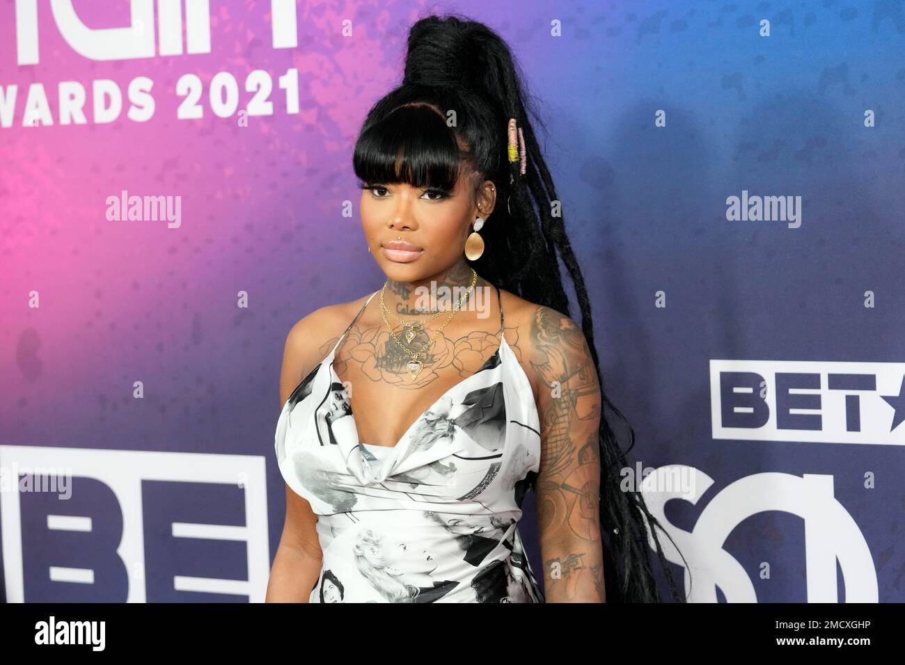 Summer Walker arrives to the Soul Train Music Awards at the Apollo ...