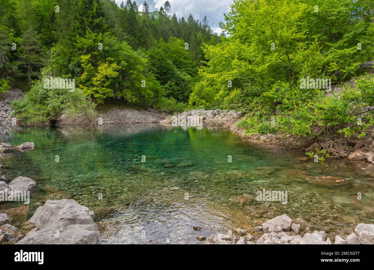 the ephemeral ponds of Tovel: small pearls with turquoise and indigo ...