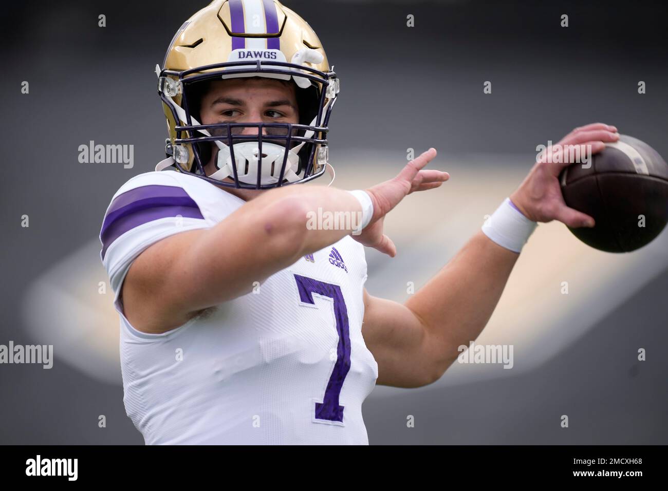 Washington quarterback Sam Huard (7) in the first half of an NCAA ...