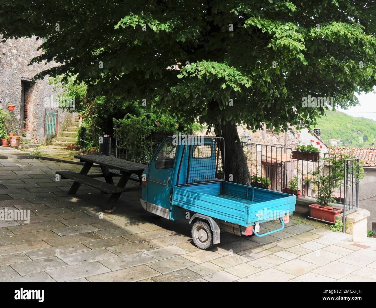 Piaggio ape parked in roccatederighi tuscaay italy hi-res stock ...