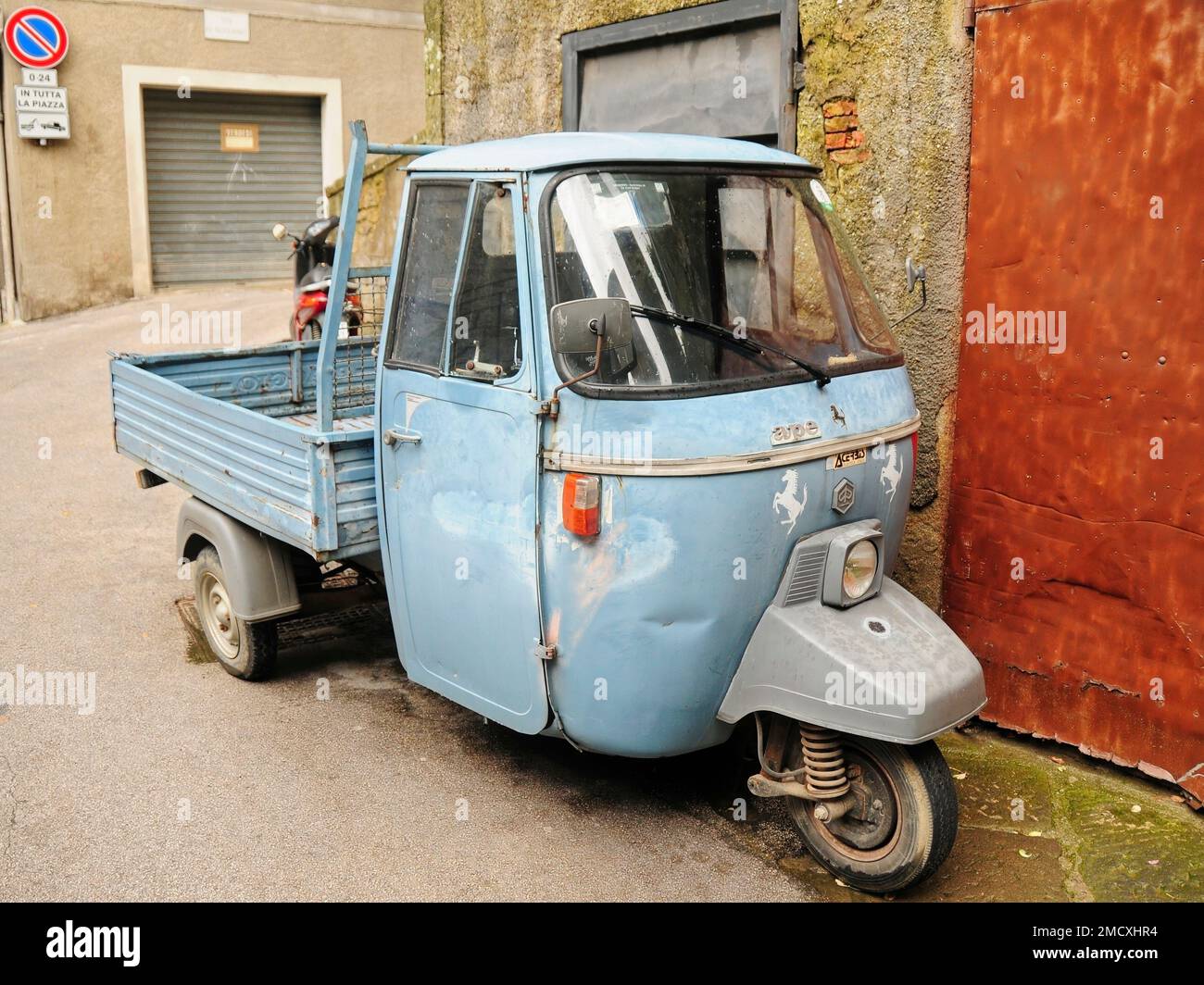 Piaggio ape parked in roccatederighi tuscaay italy hi-res stock ...