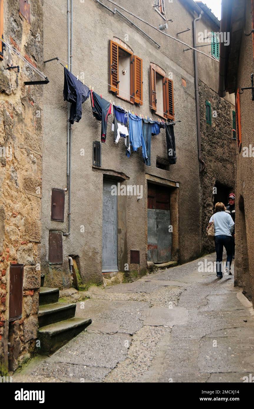 Medieval tuscan castle hi-res stock photography and images - Alamy