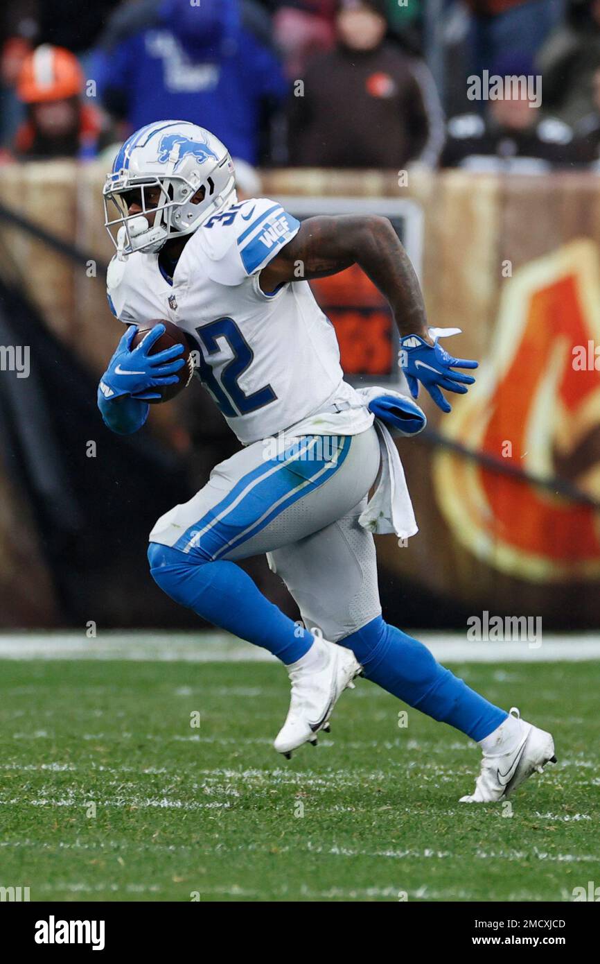 Detroit Lions running back D'Andre Swift rushes against the Cleveland ...