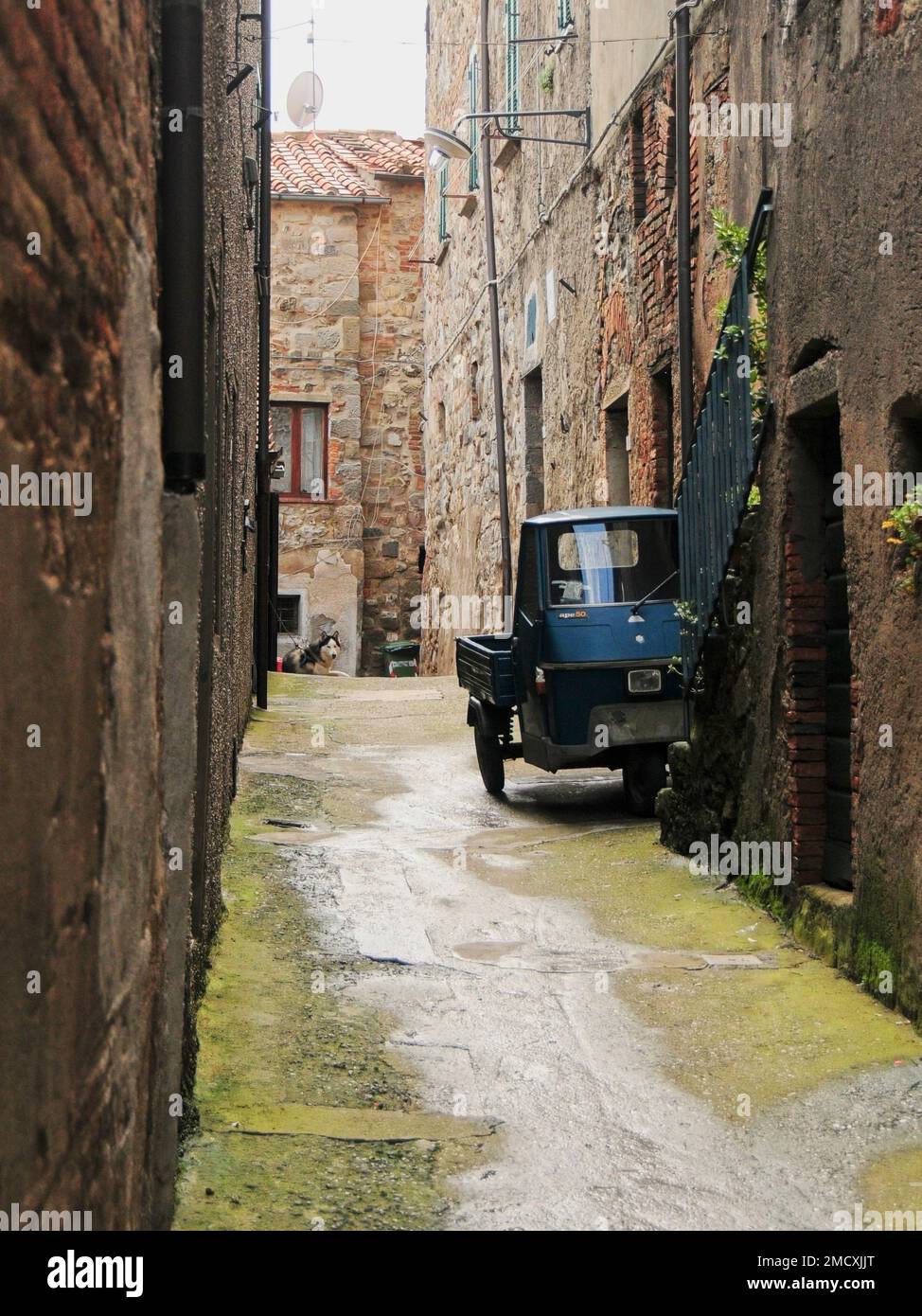 Piaggio ape parked on a back lane hi-res stock photography and images ...