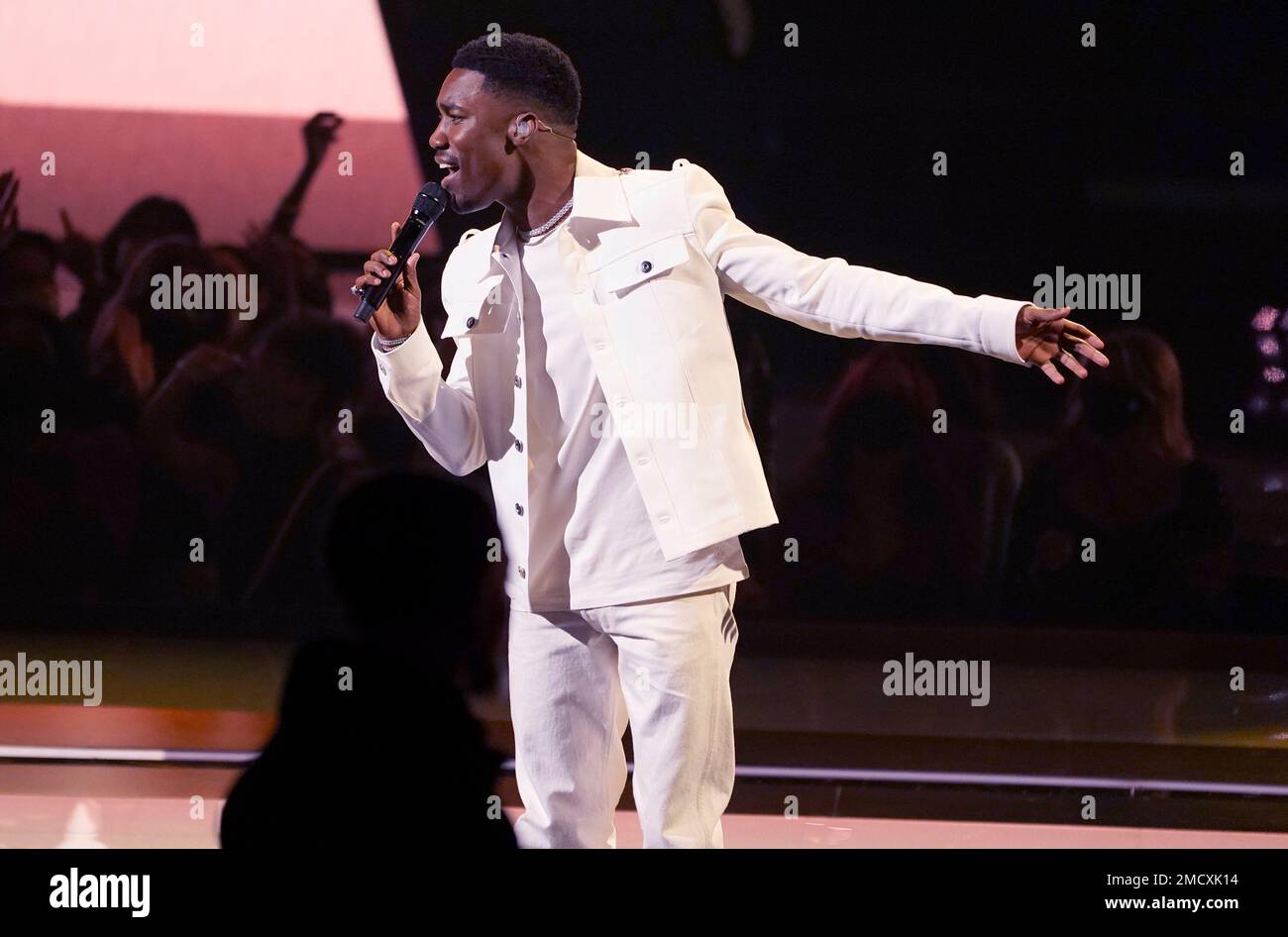 Giveon performs "Heartbreak Anniversary" at the American Music Awards ...