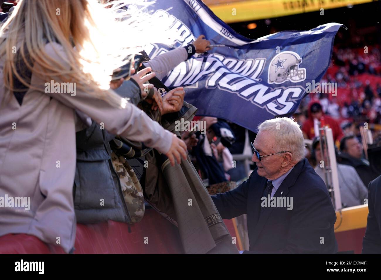 Dallas Cowboys owner Jerry Jones signs autographs before the start of ...