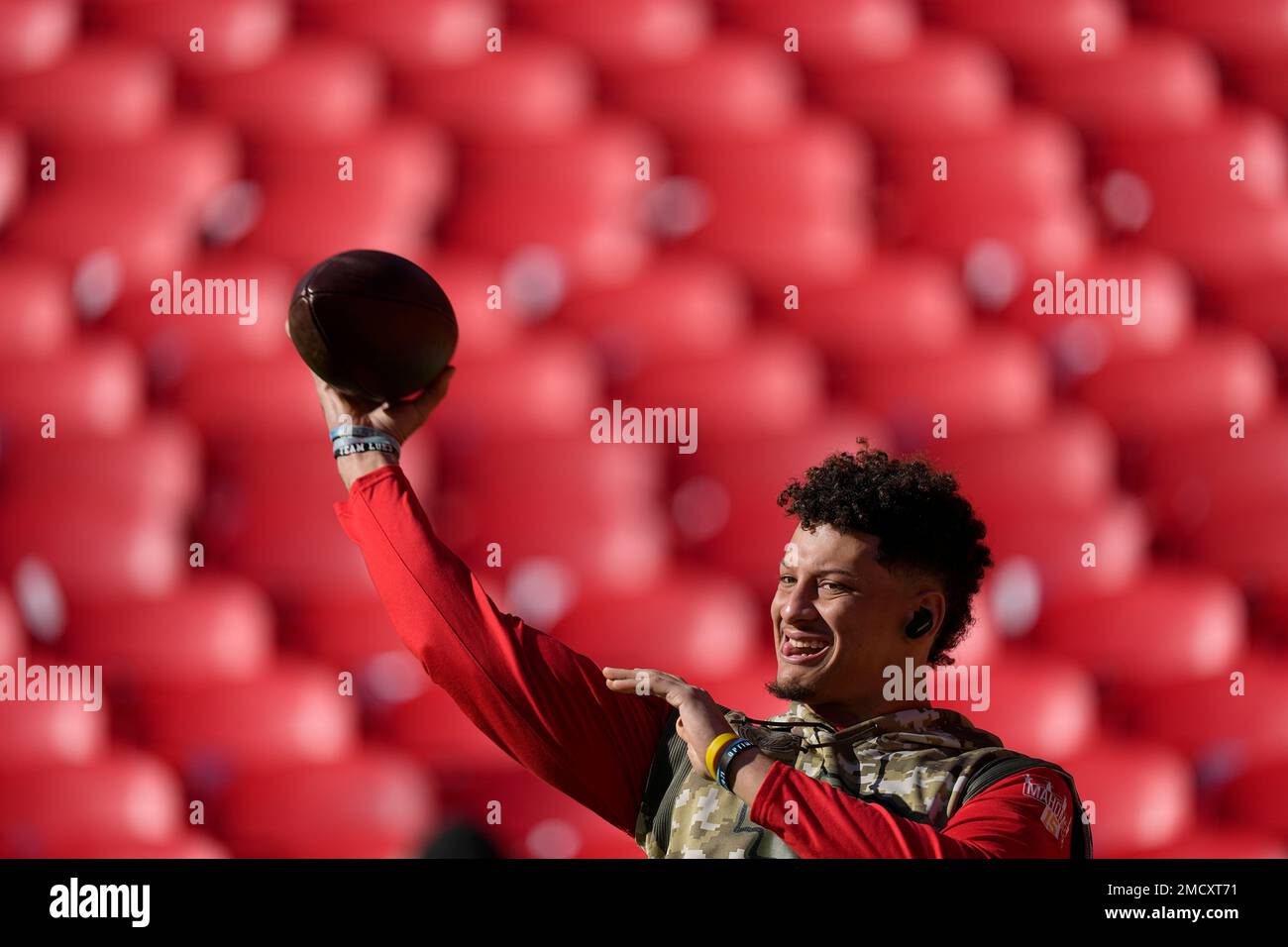 Kansas City Chiefs quarterback Patrick Mahomes warms up before the ...