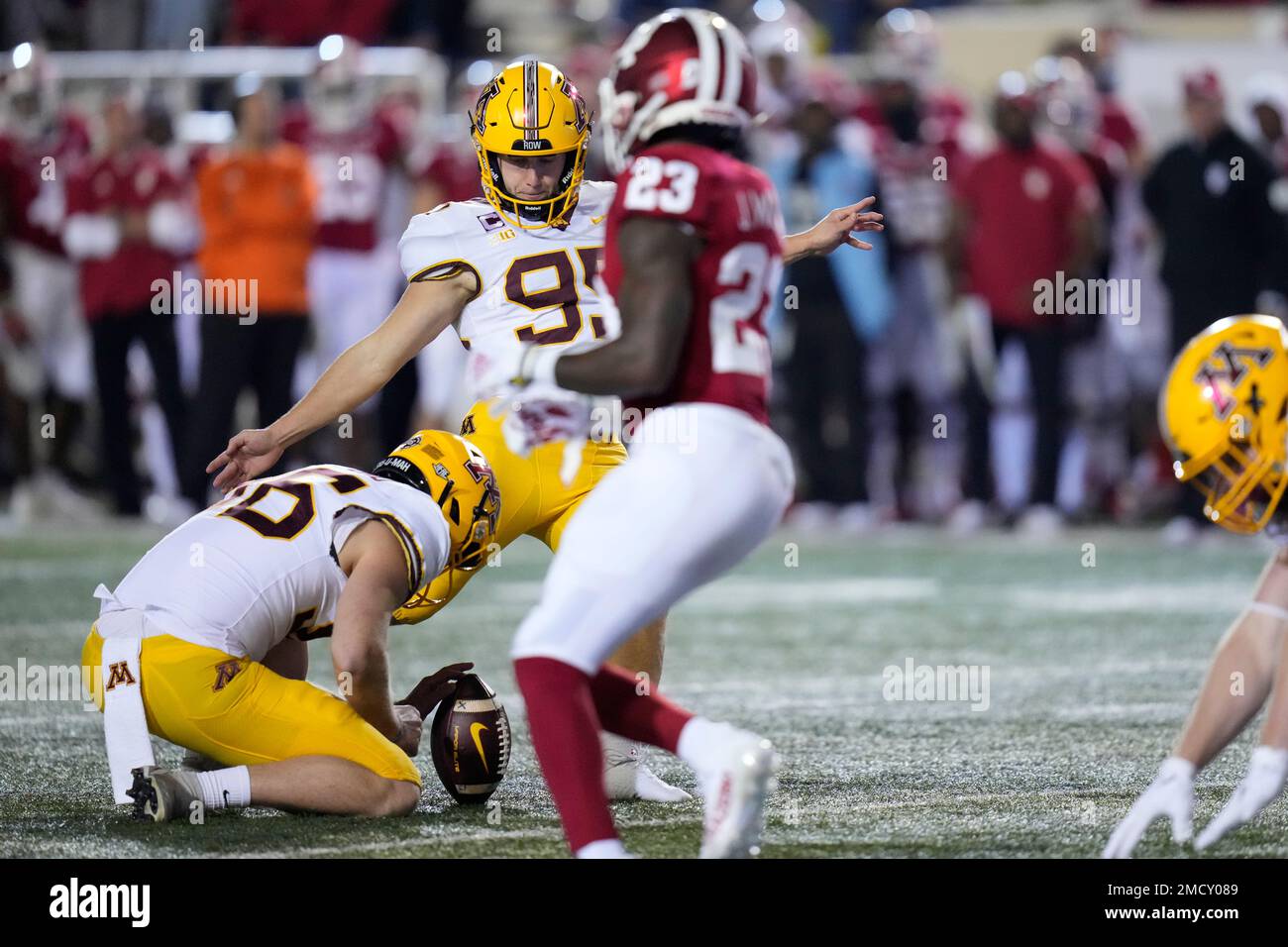 Minnesota place kicker Matthew Trickett (95) in action during an NCAA ...