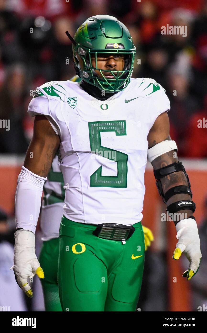 Oregon defensive end Kayvon Thibodeaux (5) looks on during the second ...