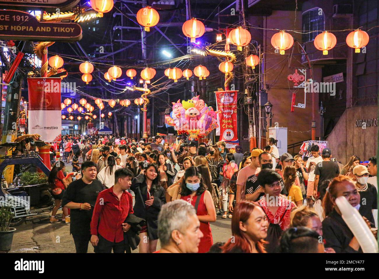 Manila, Philippines. 22nd Jan, 2023. Revelers flock along Chinatown in ...