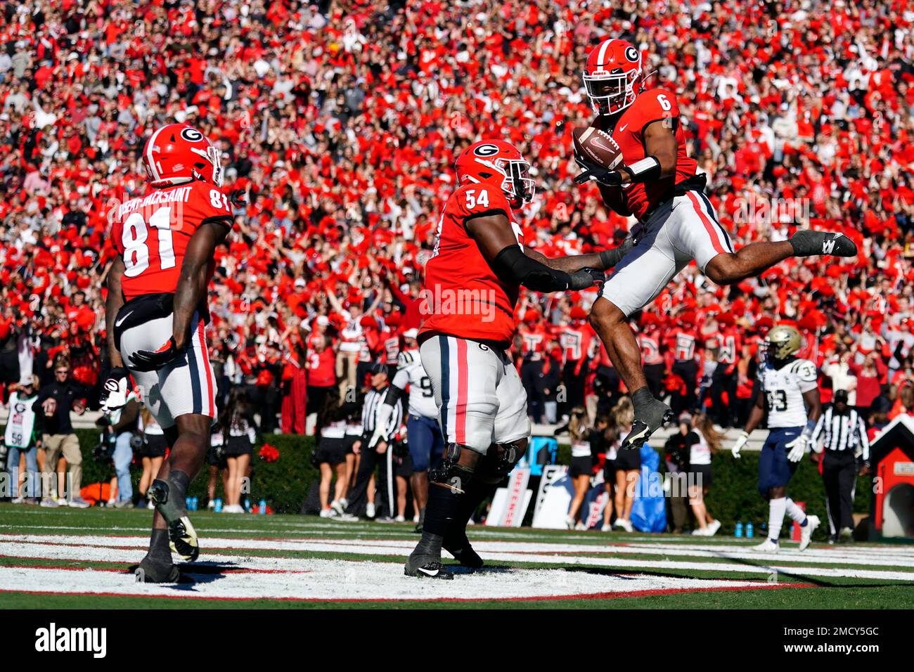 Georgia running back Kenny McIntosh (6) celebrates with offensive ...