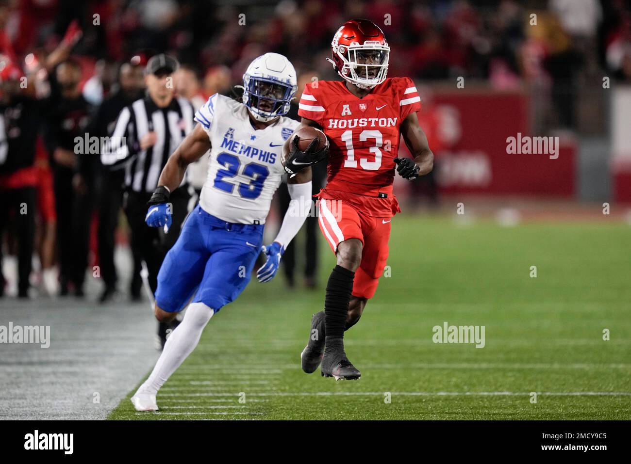 Houston wide receiver Jeremy Singleton (13) runs past Memphis ...