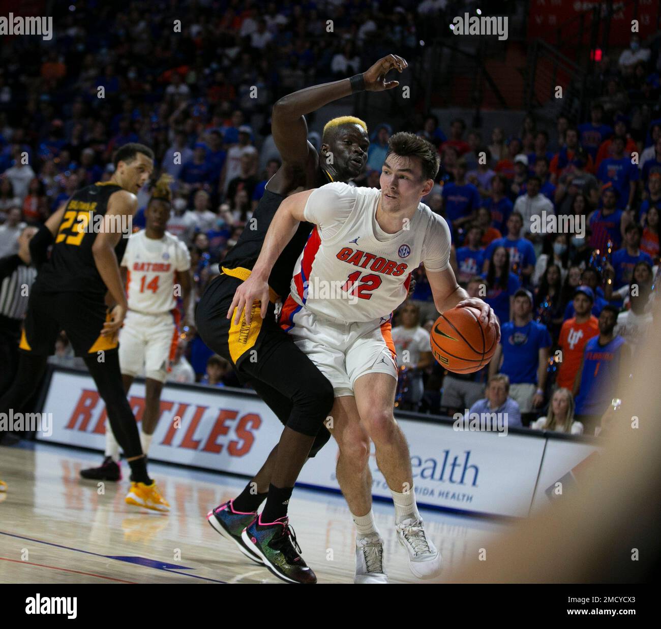 Florida forward Colin Castleton (12) gets around a Milwaukee defender ...