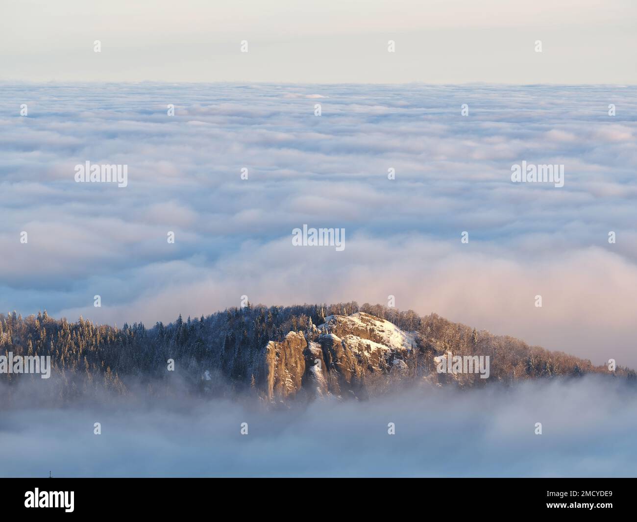 Distant foggy mountain cloud hi-res stock photography and images - Alamy