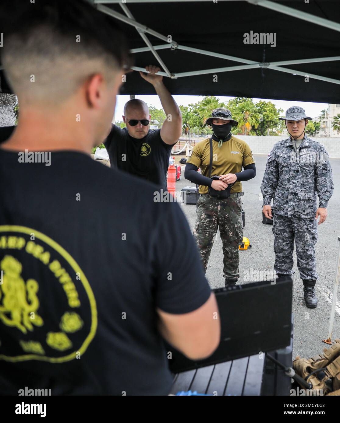 Soldiers assigned to 7th Dive Detachment and the Republic of South ...