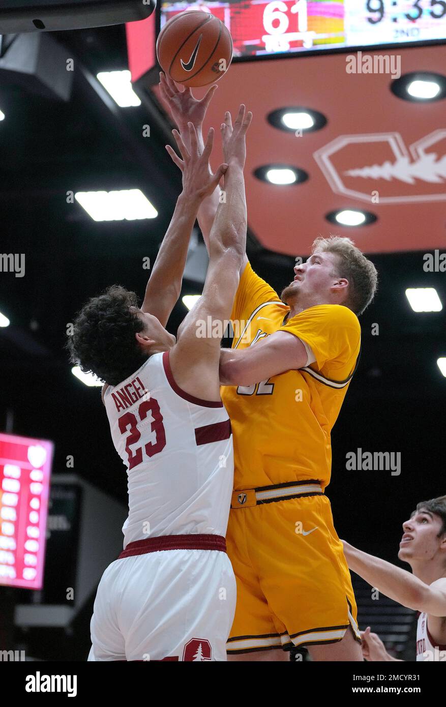 Valparaiso center Joe Hedstrom (32) drives to the basket against ...