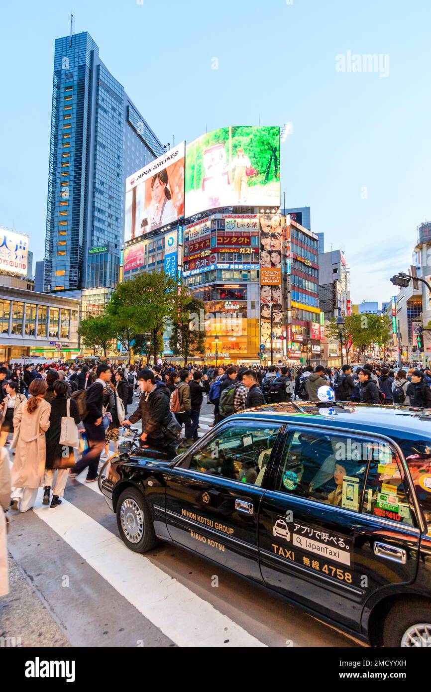 Tokyo. The famous landmark Shibuya scramble crossing, with taxi in ...
