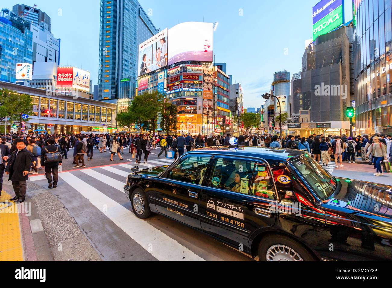 Tokyo. The famous landmark Shibuya scramble crossing, with taxi in ...