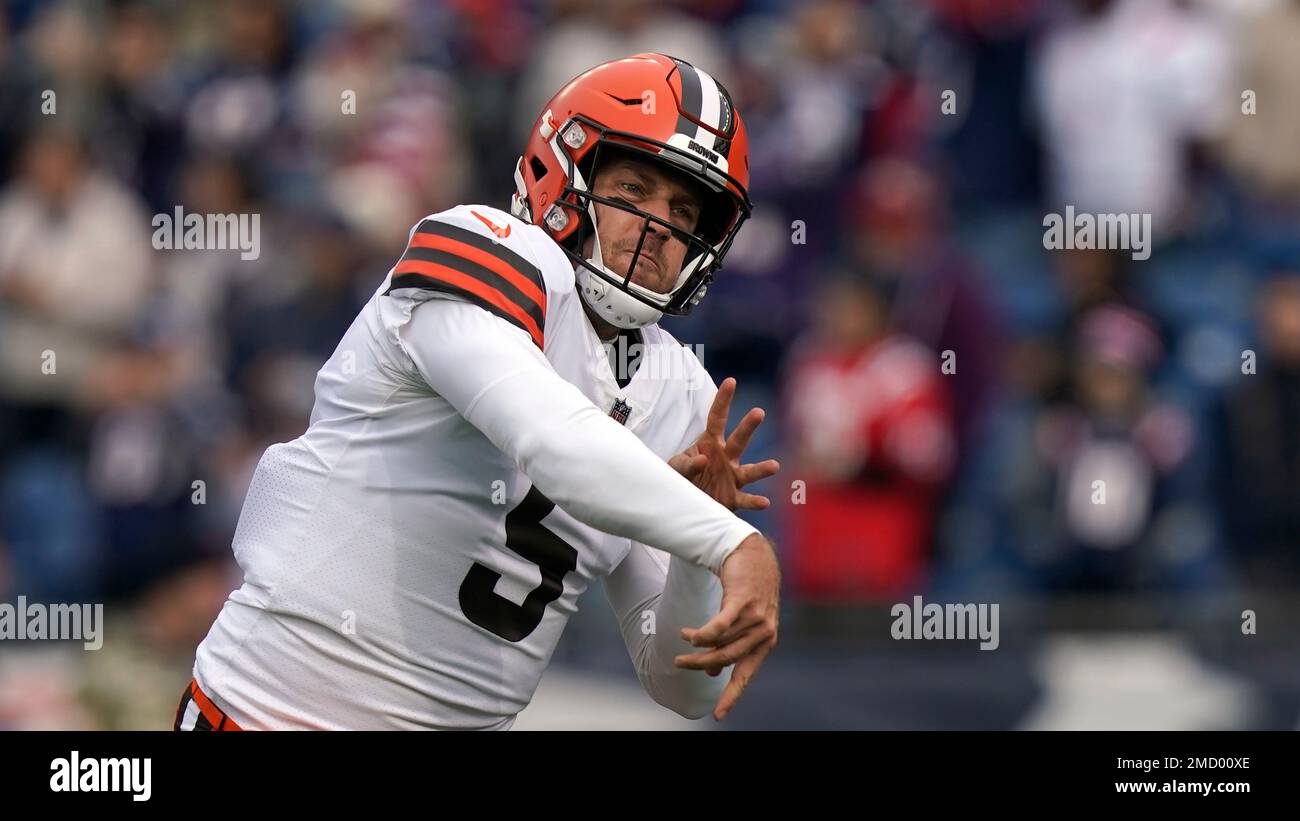 Cleveland Browns quarterback Case Keenum warms up prior to an NFL ...