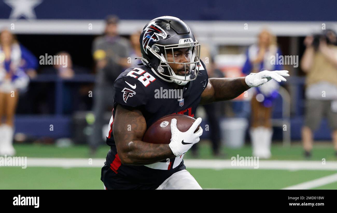 Atlanta Falcons running back Mike Davis (28) runs against the Dallas ...