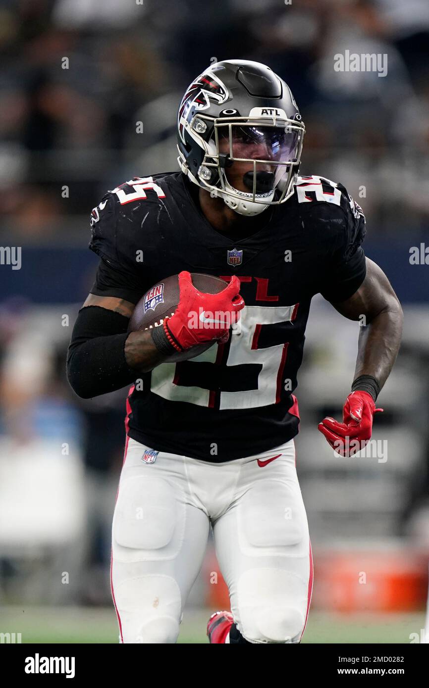 Atlanta Falcons running back Wayne Gallman (25) carries the ball during ...