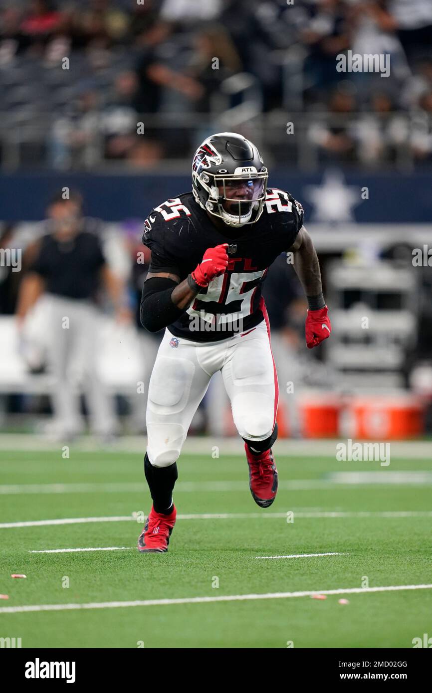 Atlanta Falcons running back Wayne Gallman (25) runs a pass route ...