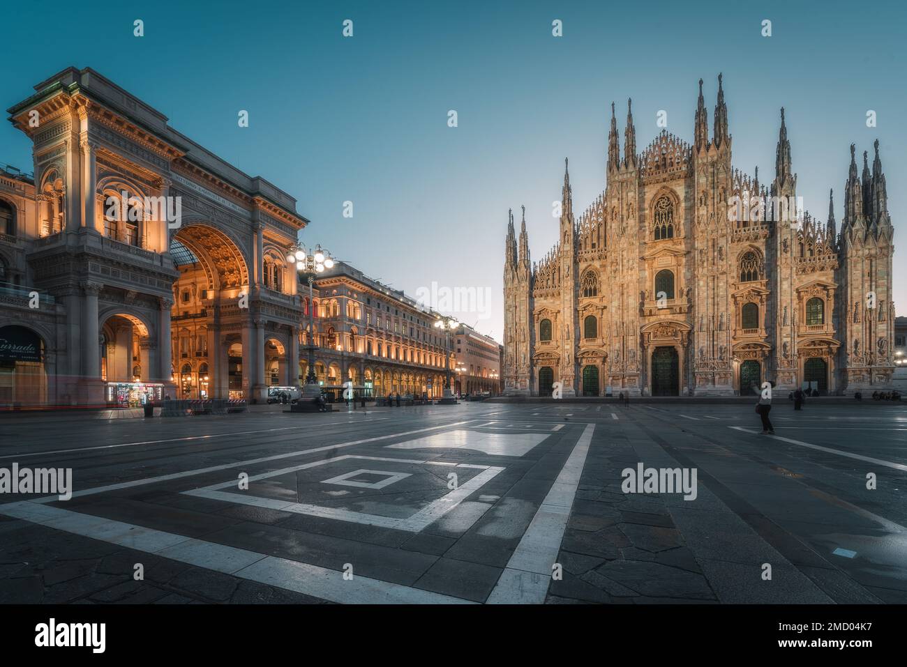 Milan Cathedral and Cathedral Square at dawn Stock Photo - Alamy